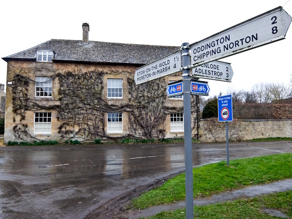 Cotswolds Signpost – AboutMyGeneration